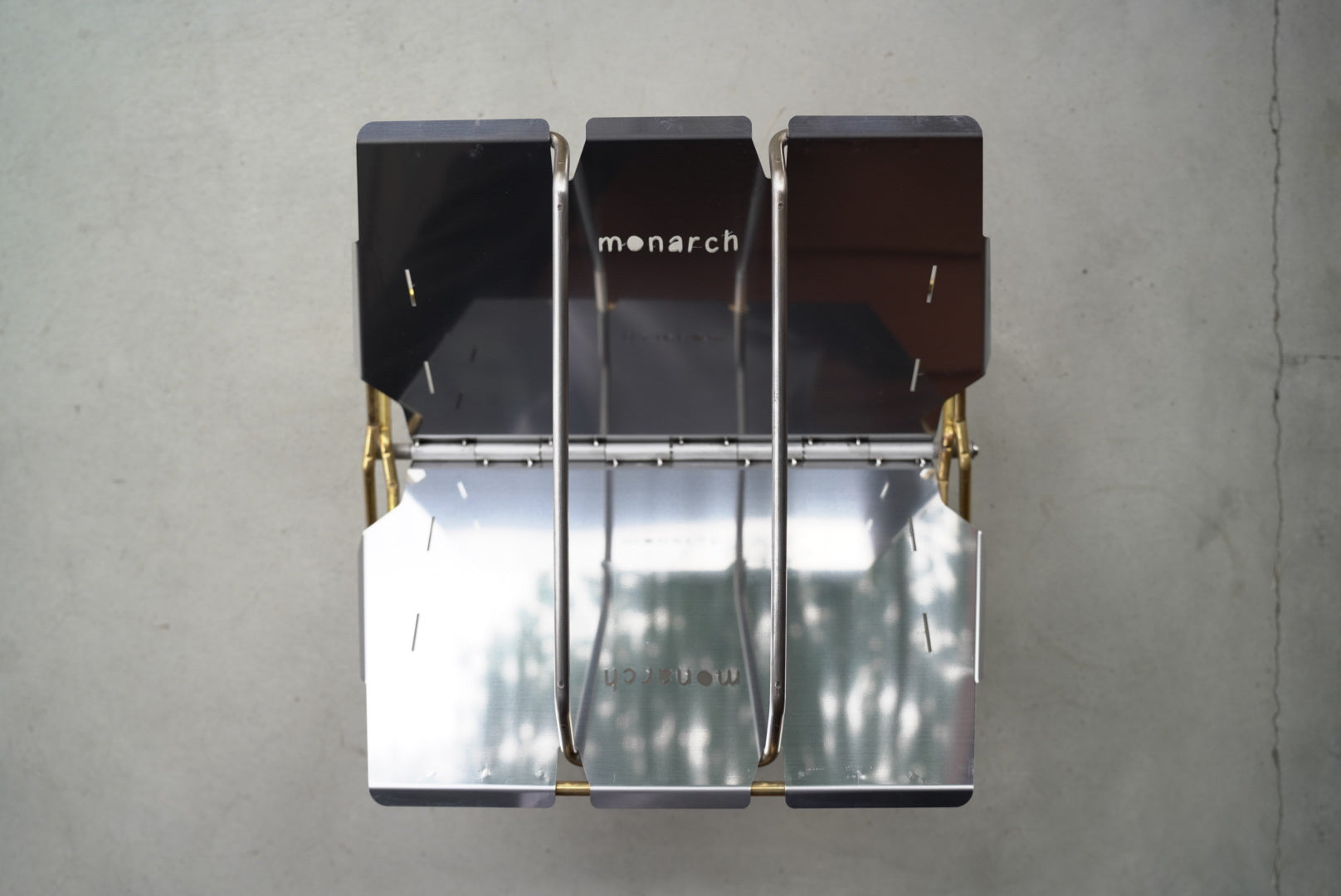 monarch fire base 真鍮×ステンレスのワンタッチ焚き火台 – monarch works